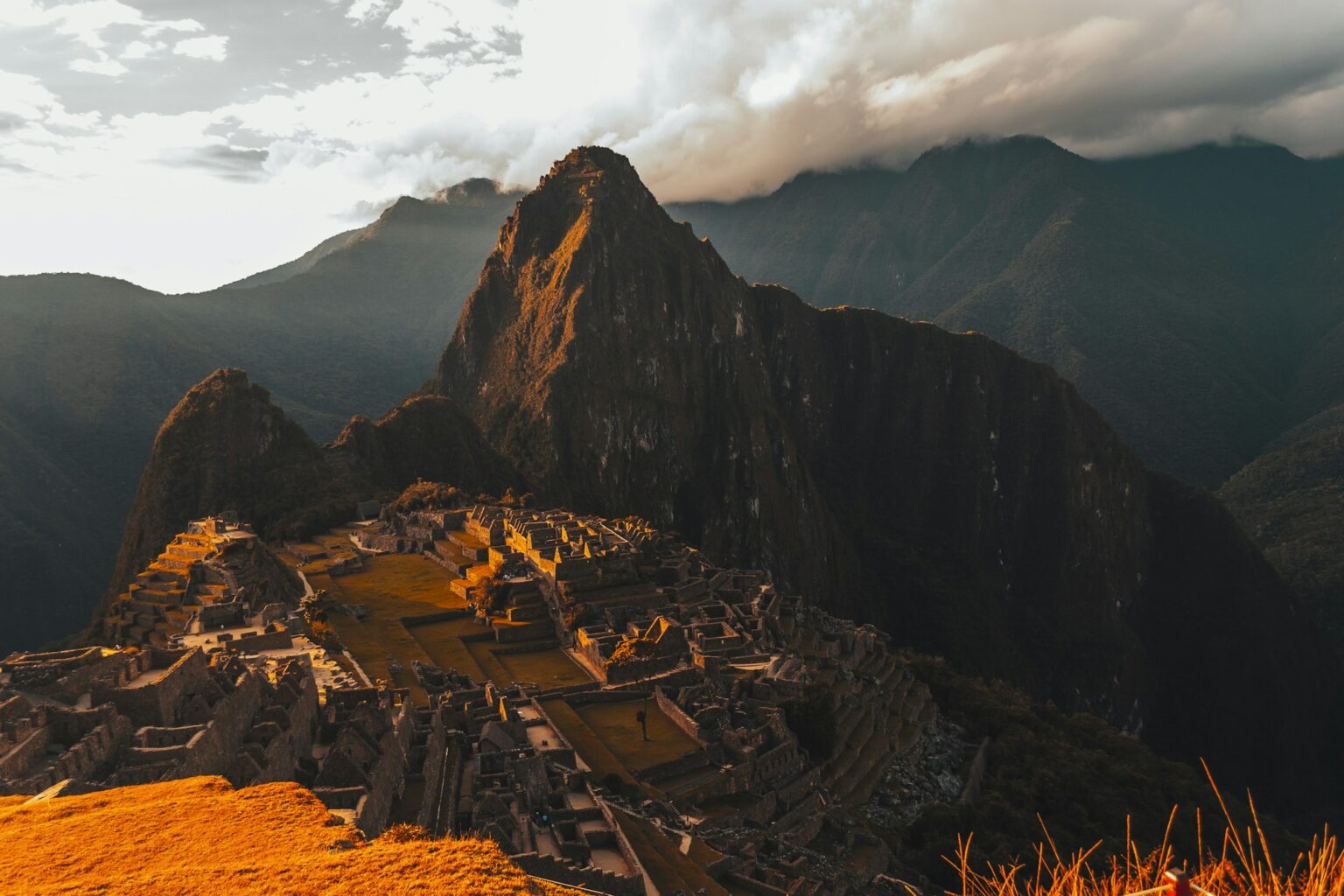 Machu Picchu 2026: Scenic Train vs Inca Trail — The - Pixidia